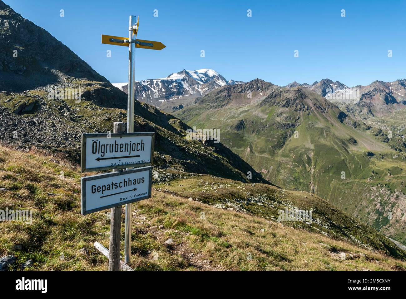 L'image est de la route des panneaux de direction pour guider les ...