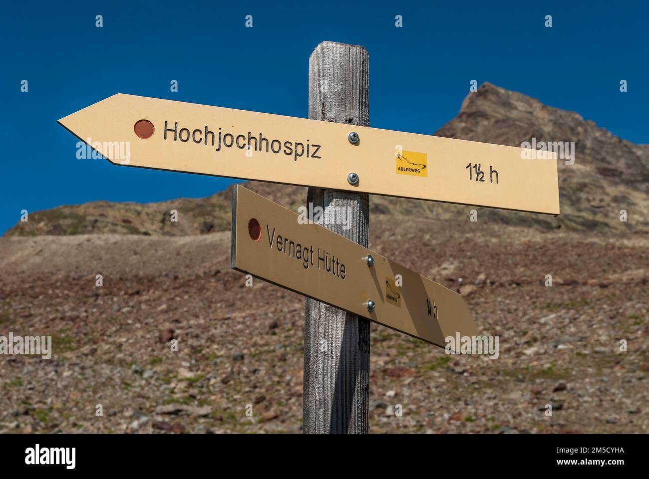 L'image est de la route des panneaux de direction pour guider les ...