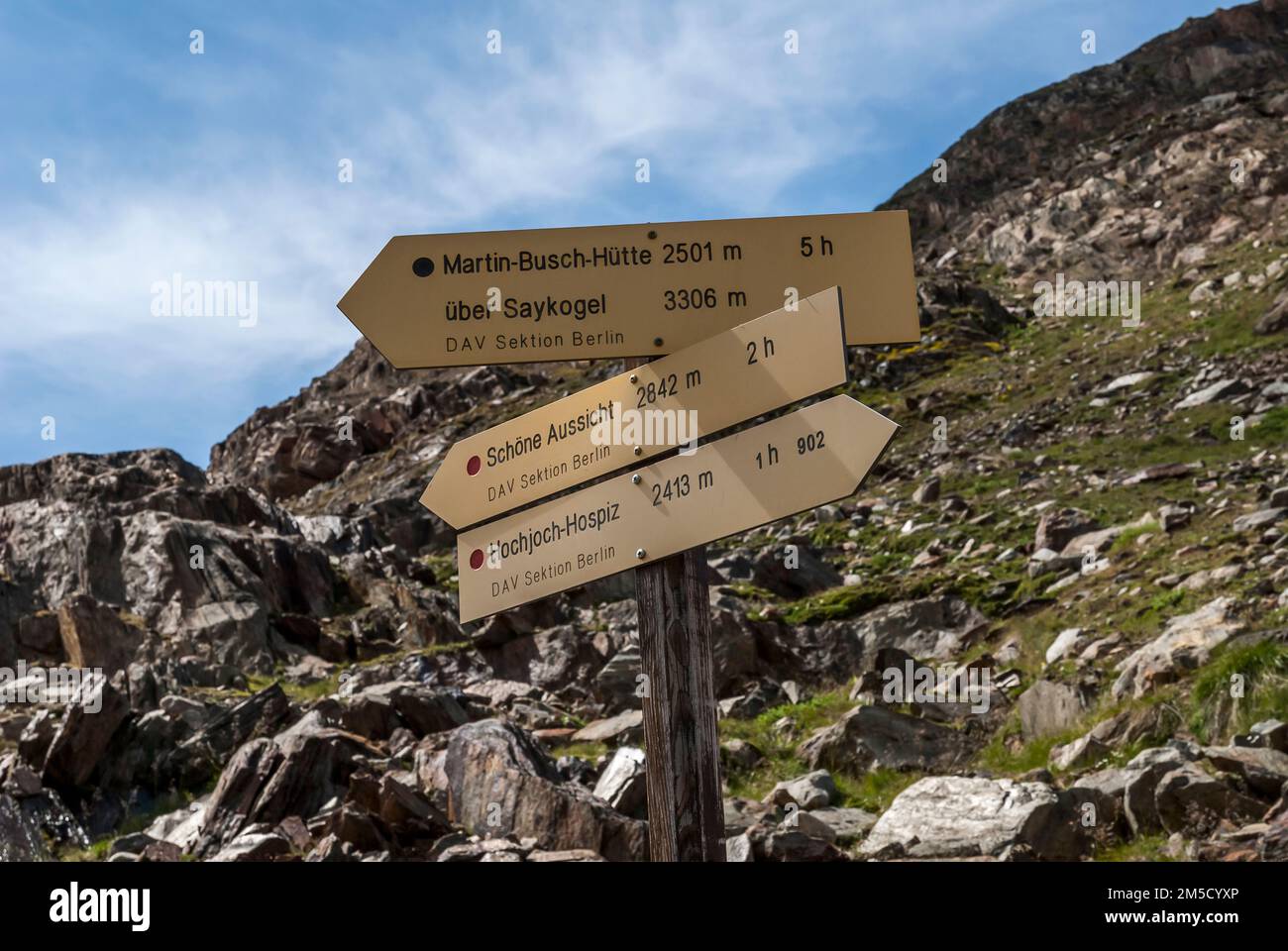 L'image est de la route des panneaux de direction pour guider les ...