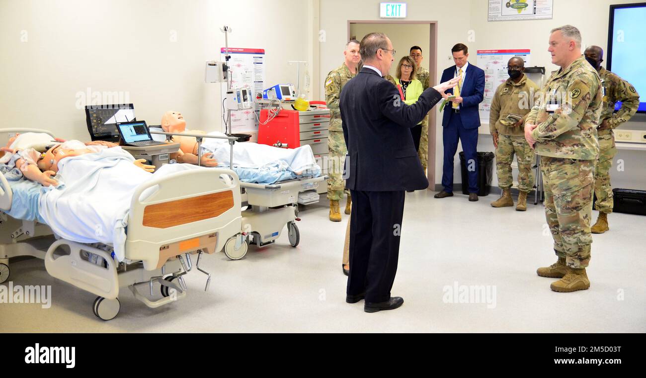 Le lieutenant-colonel Kirk Giles de l'armée, chef du Centre médical ...