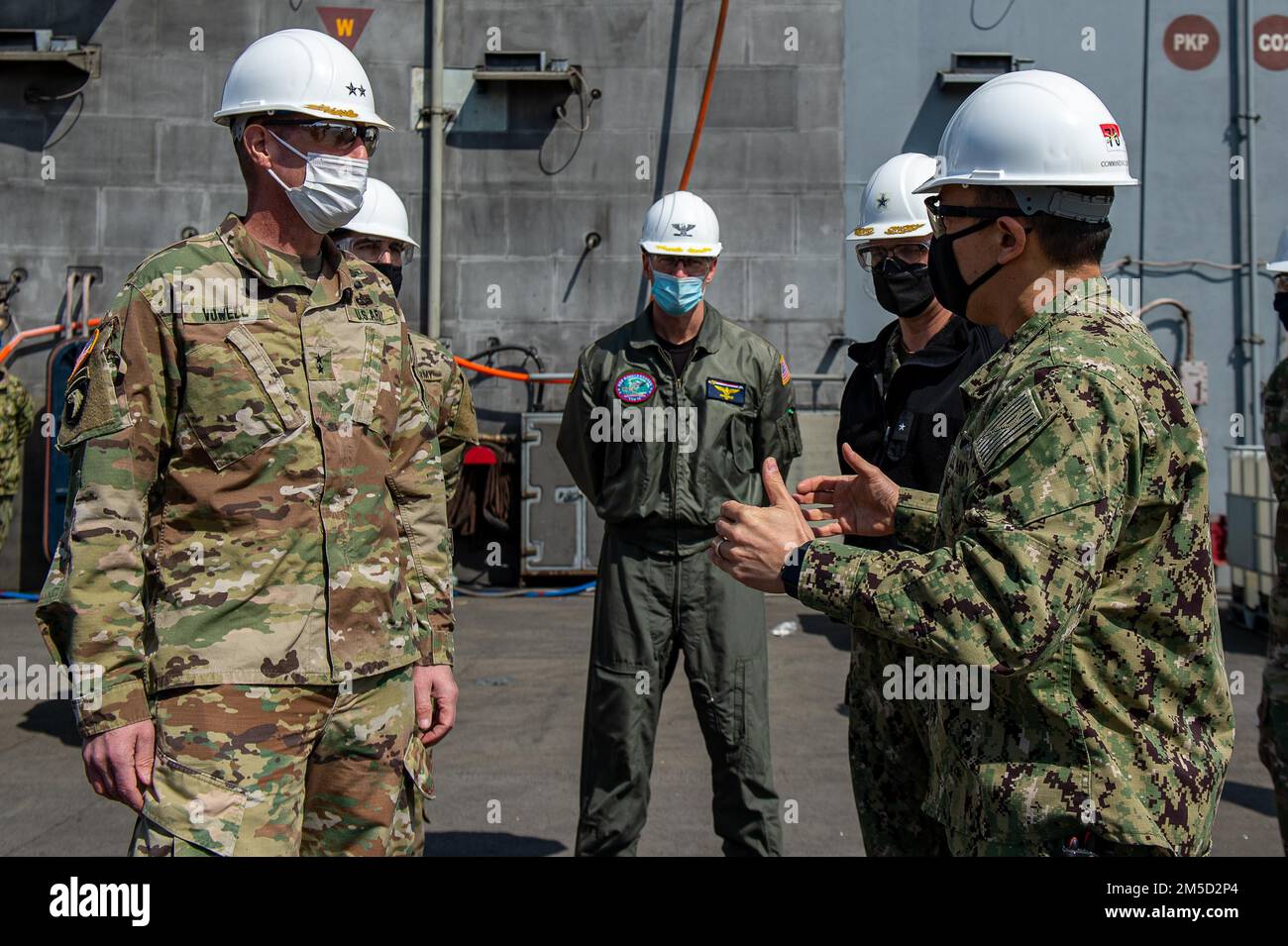 220304-N-SI601-1061 YOKOSUKA, Japon (4 mars 2022) le capitaine Fred ...