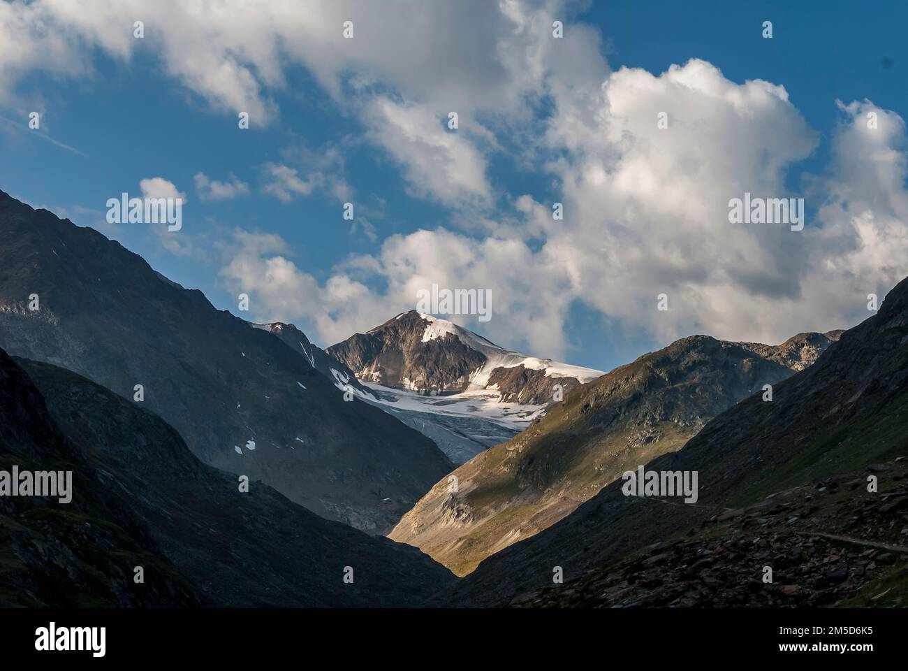 L'image est de la montagne Similaun qui chevauche la frontière ...