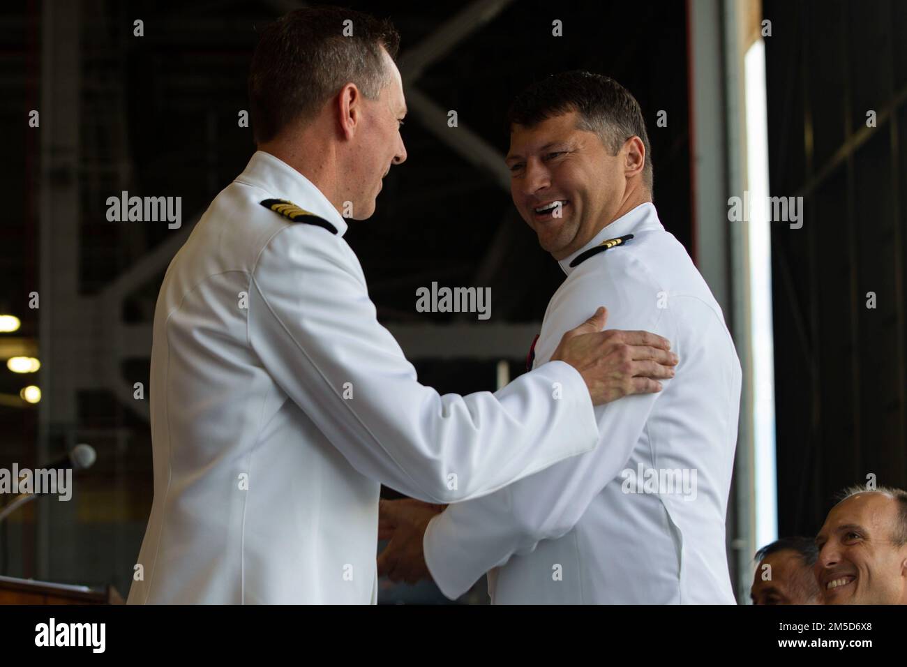 ÉTATS-UNIS Brian Holmes, capitaine de la Marine, à gauche, conférencier ...