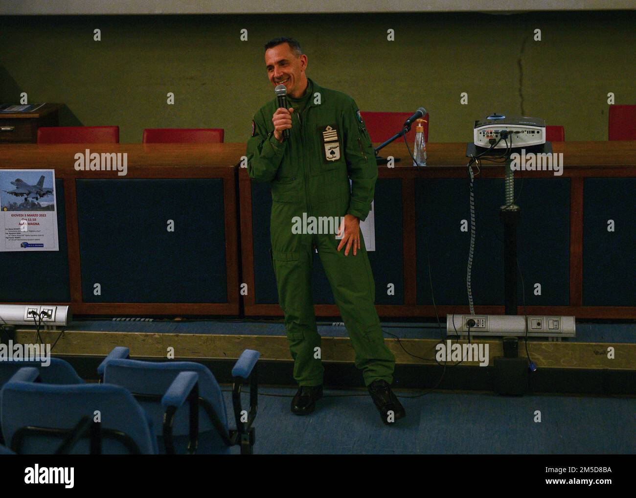 Le colonel Marco Schiattoni de la Force aérienne italienne, commandant ...