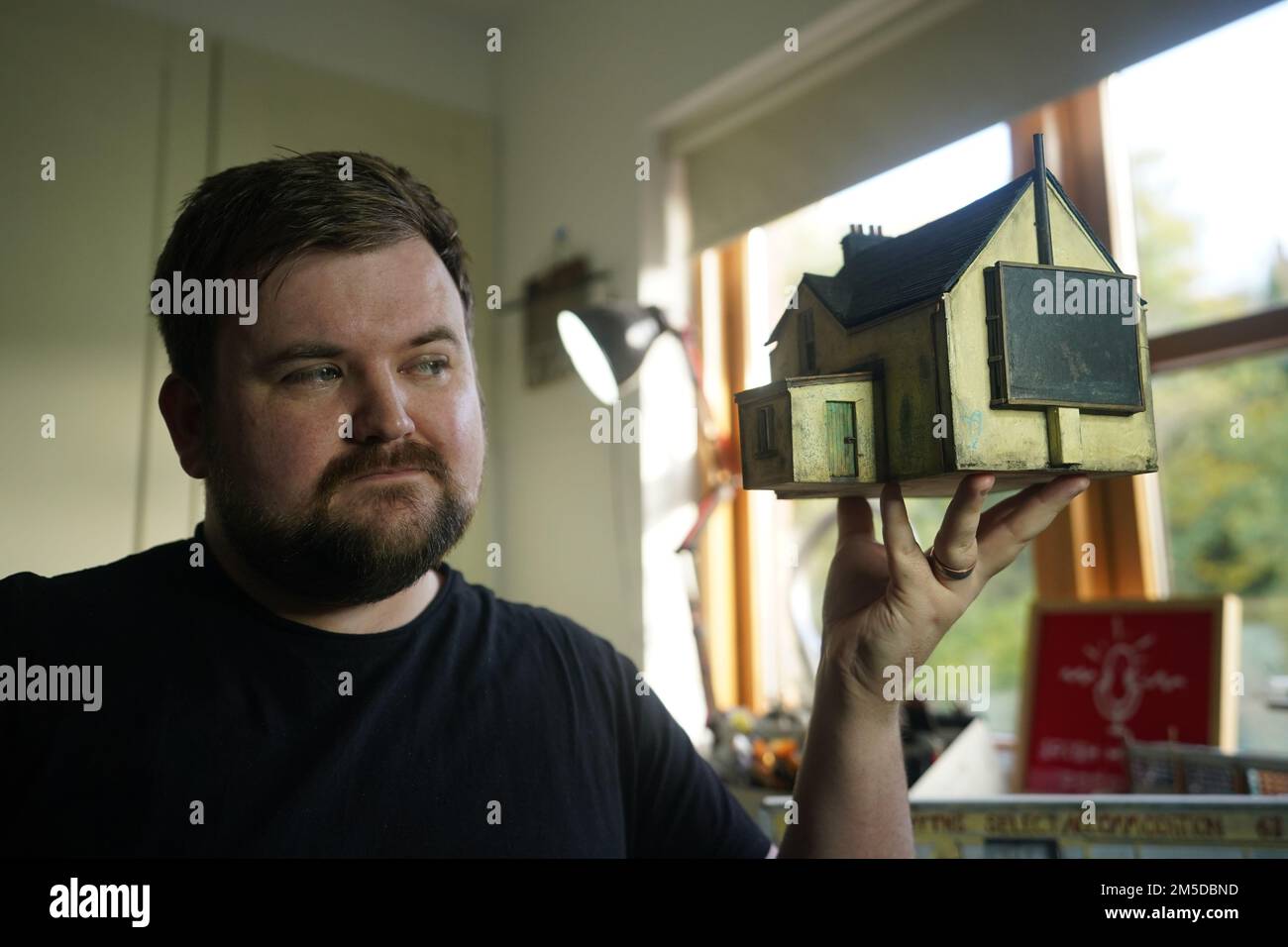 Le créateur de modèles Nathan Wheeler qui expose le grand nombre de ...