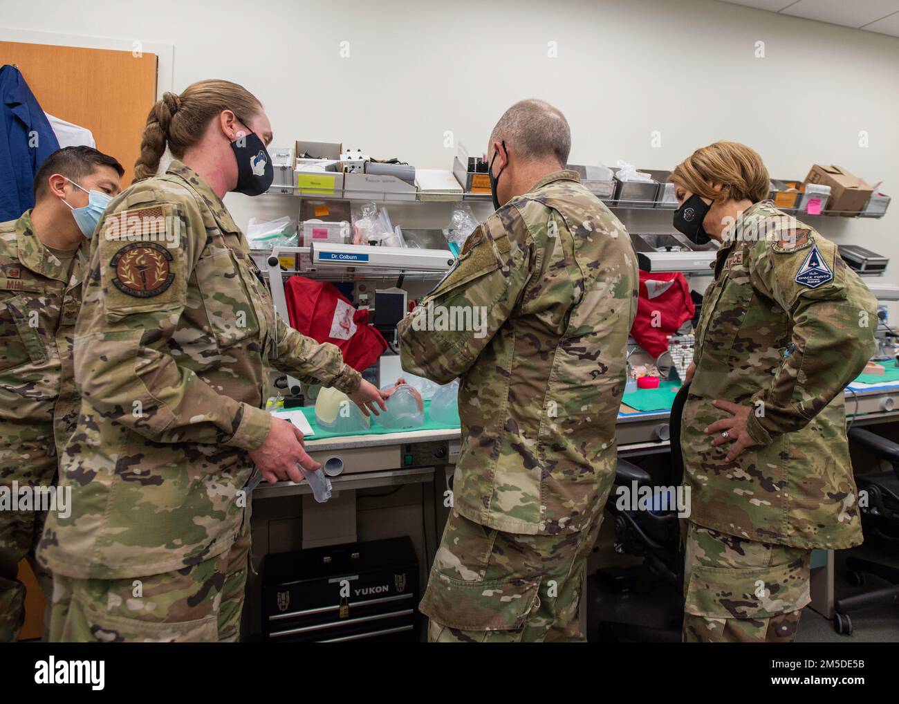 Le Maj Hannah Colburn, directrice du programme de prothèses maxillo ...