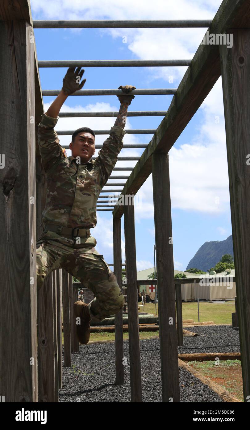 Le sergent Fred M. Lino Jr., un réparateur de petites armes et d ...