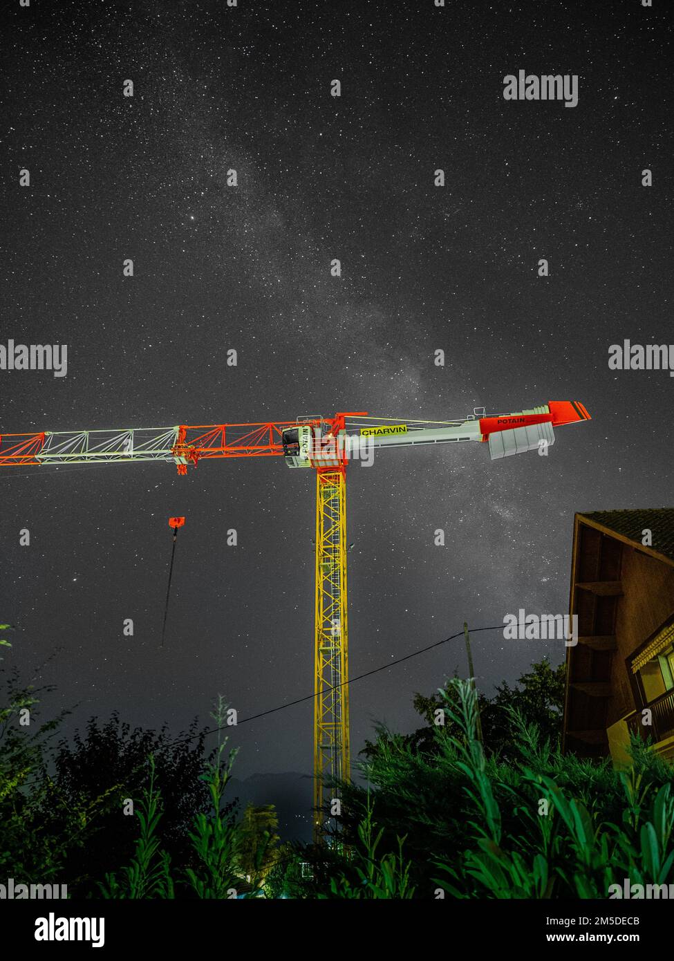 Une grue de Potain capturée à Sevrier, en France, près d'Annecy avec ...