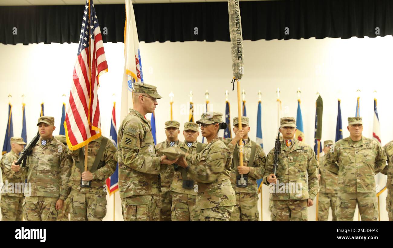 Le colonel Carrie L. Perez et le sergent de commandement Ernesto ...
