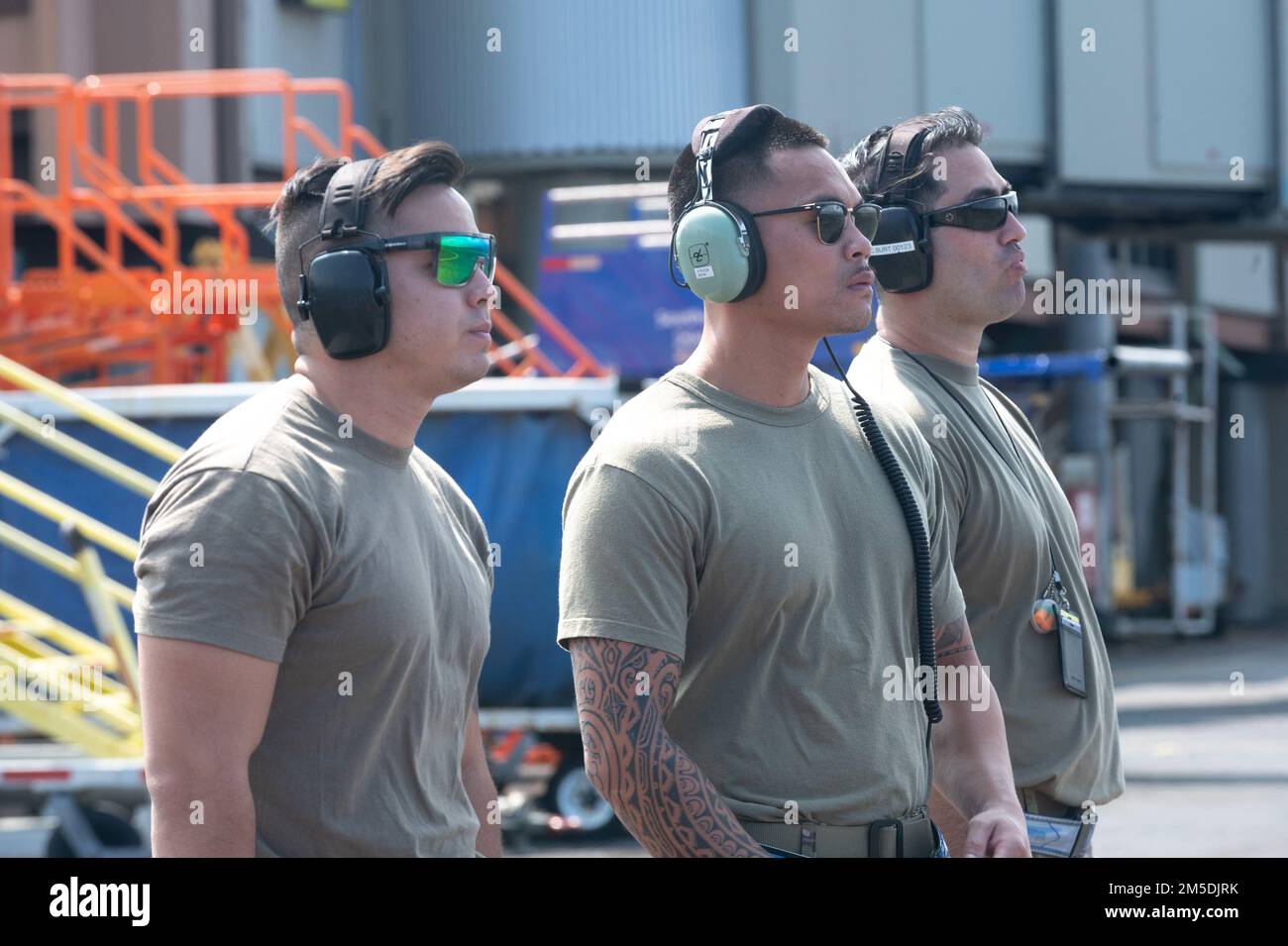 Airman multi-capable du groupe de maintenance 154th, témoin F-22 ...