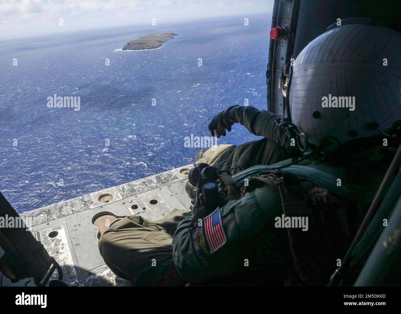 MER DES PHILIPPINES (4 mars 2022) Un hélicoptère part du destroyer de ...