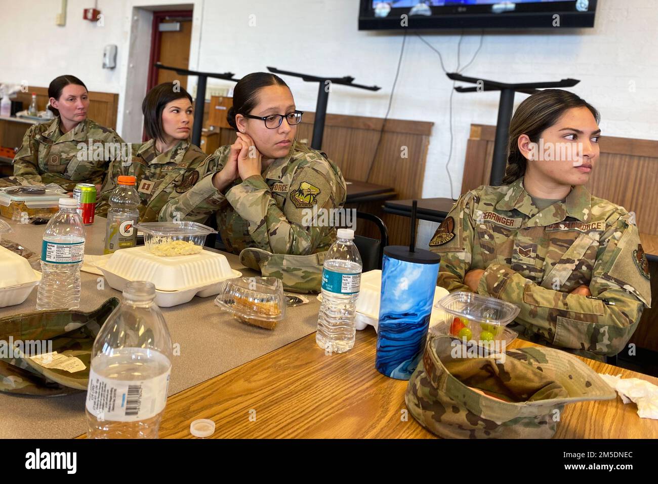 Plusieurs femmes Airman écoutent en tant que Sgt. Jessica Settle ...