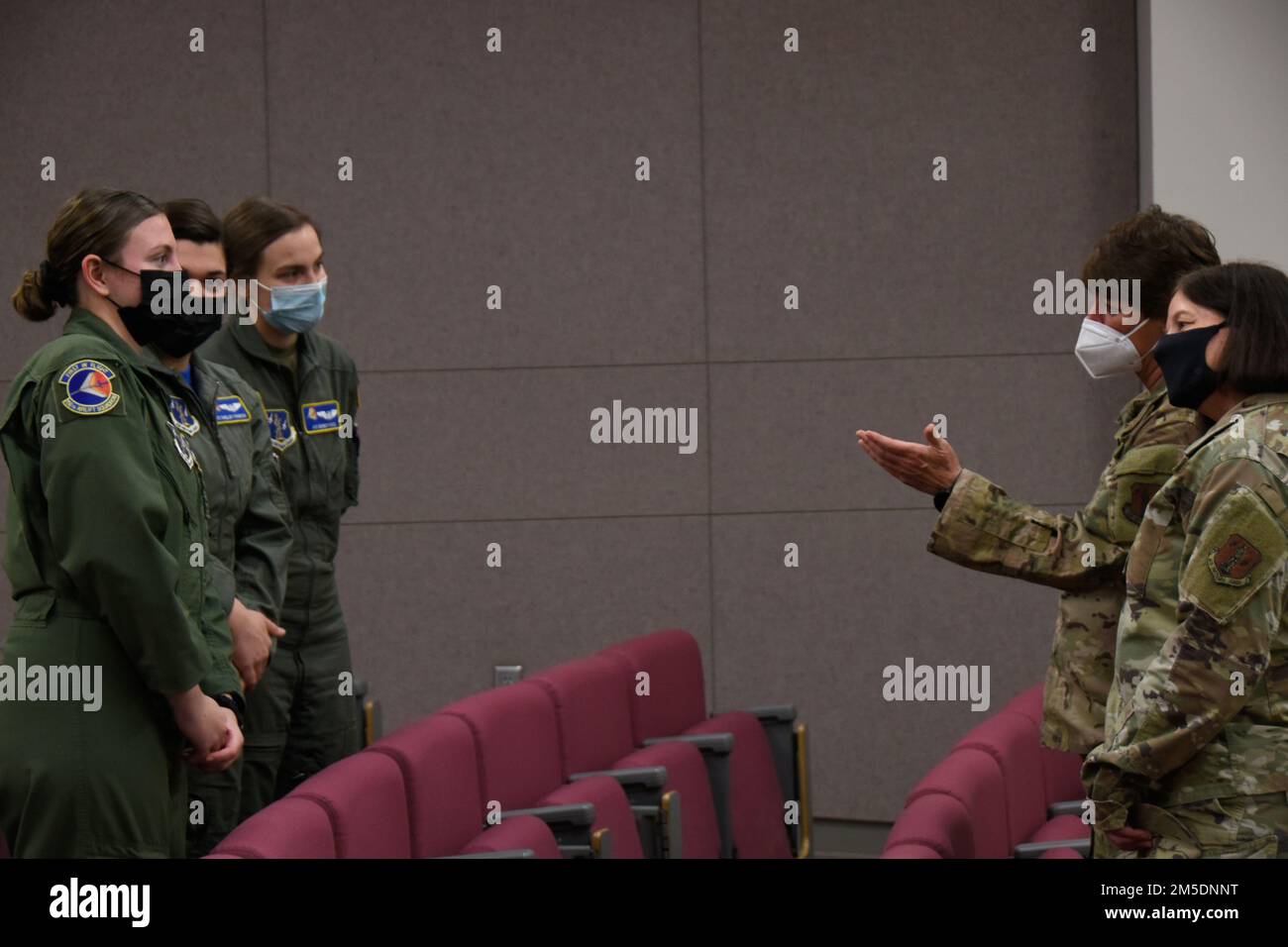 ÉTATS-UNIS Sgt. Pennie Brawley, chef de la Force aérienne (à droite, au ...