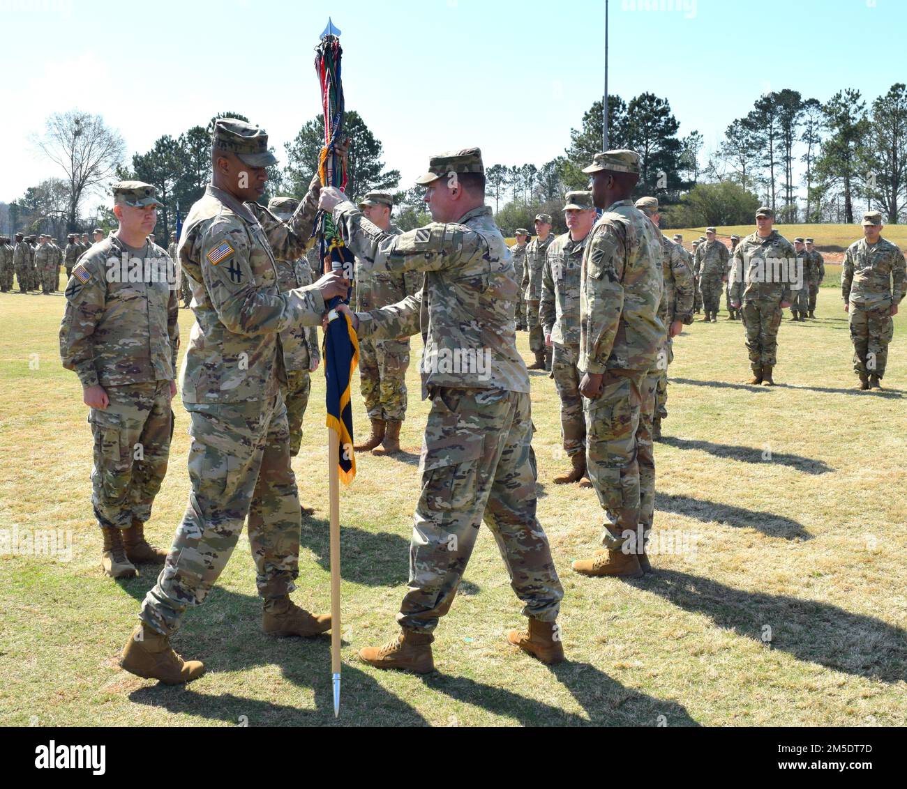 Le lieutenant-colonel John Avera transfère les couleurs du Régiment d ...