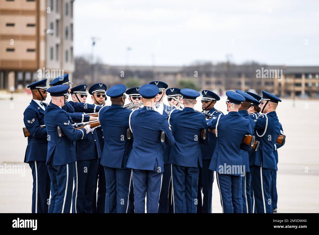 BASE COMMUNE SAN ANTONIO-LACKLAND, Texas -- des équipes de forage de ...