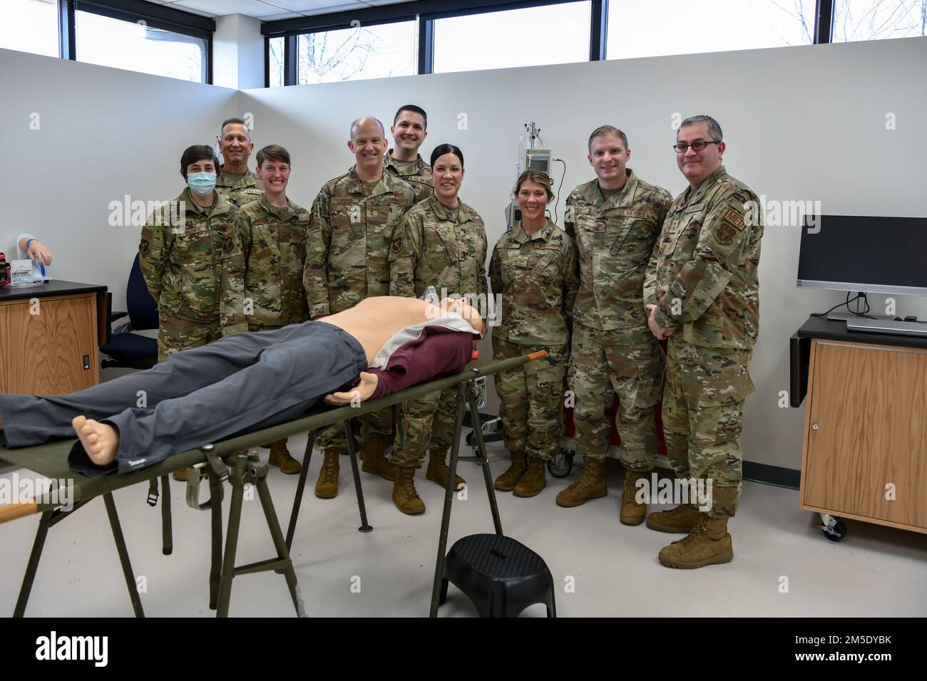 Les aviateurs de la Réserve Citizen du 910th e Escadron médical posent ...