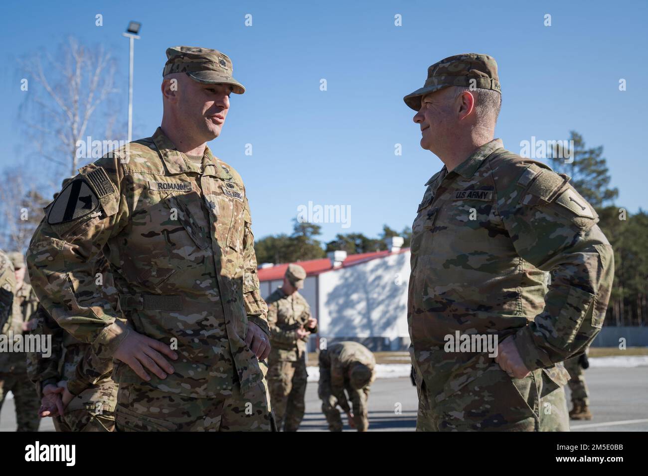 ÉTATS-UNIS Le colonel de l'armée Brian McCarthy (à droite), commandant ...