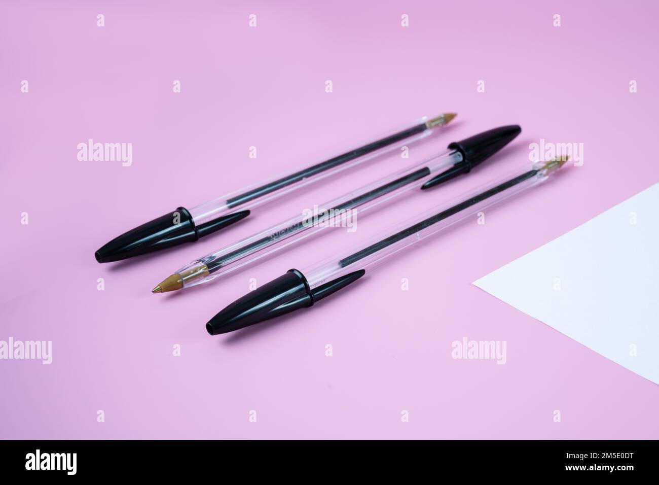 mise au point sélectionnée sur la pointe du stylo à bille et les têtes ...