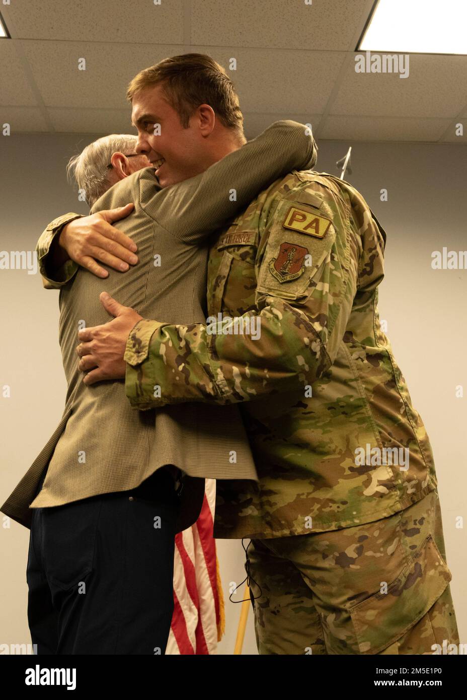 ÉTATS-UNIS Le colonel Hal Garland, retraité de la Force aérienne, prend son petit-fils, le Maj ...
