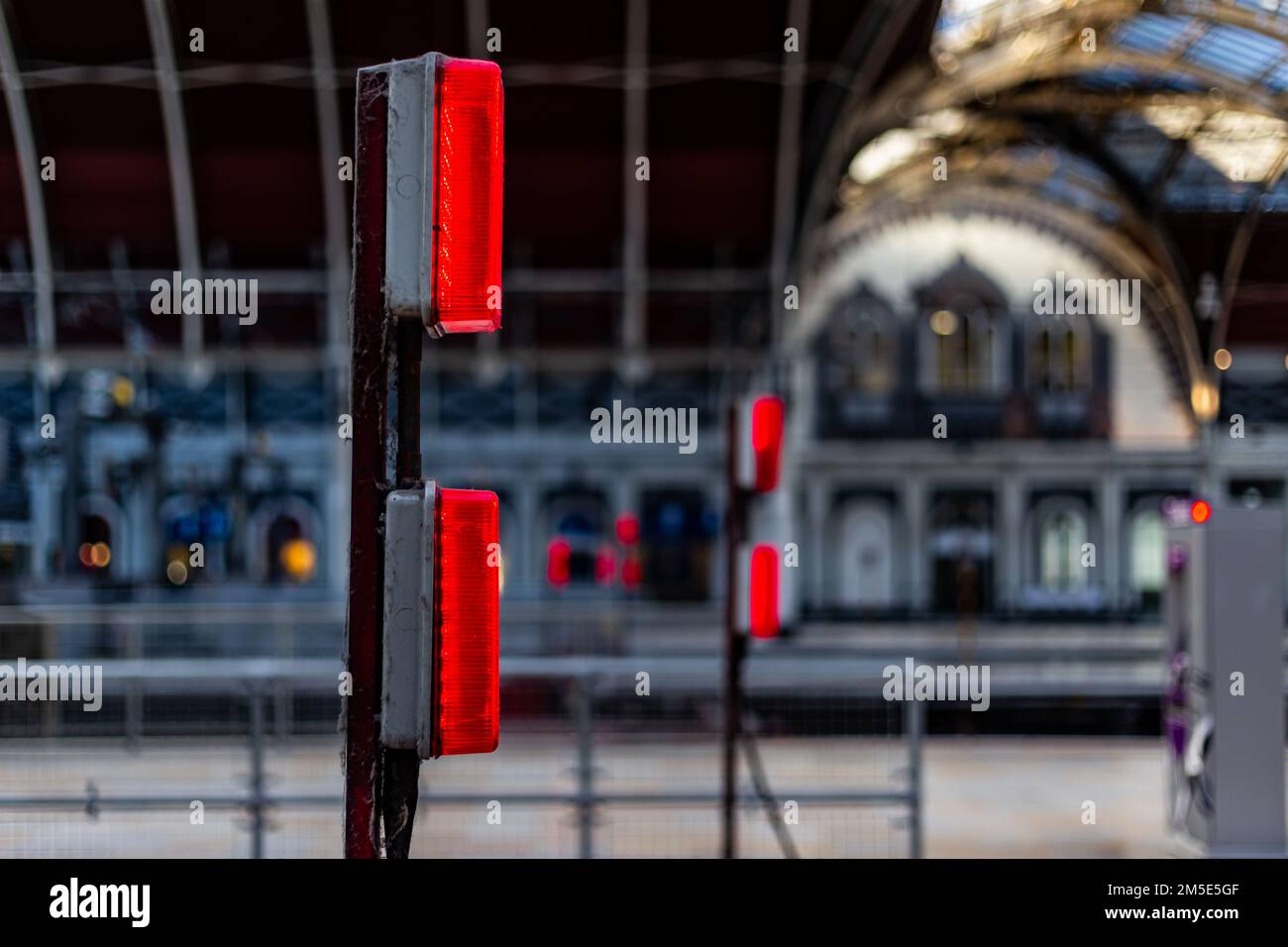 Feux d'arrêt rouges à la gare.les feux rouges indiquent également qu ...