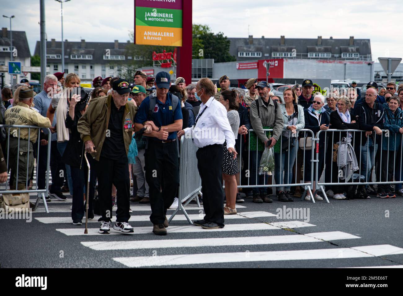 Reid Clanton, ancien combattant de la Seconde Guerre mondiale, arrive à ...