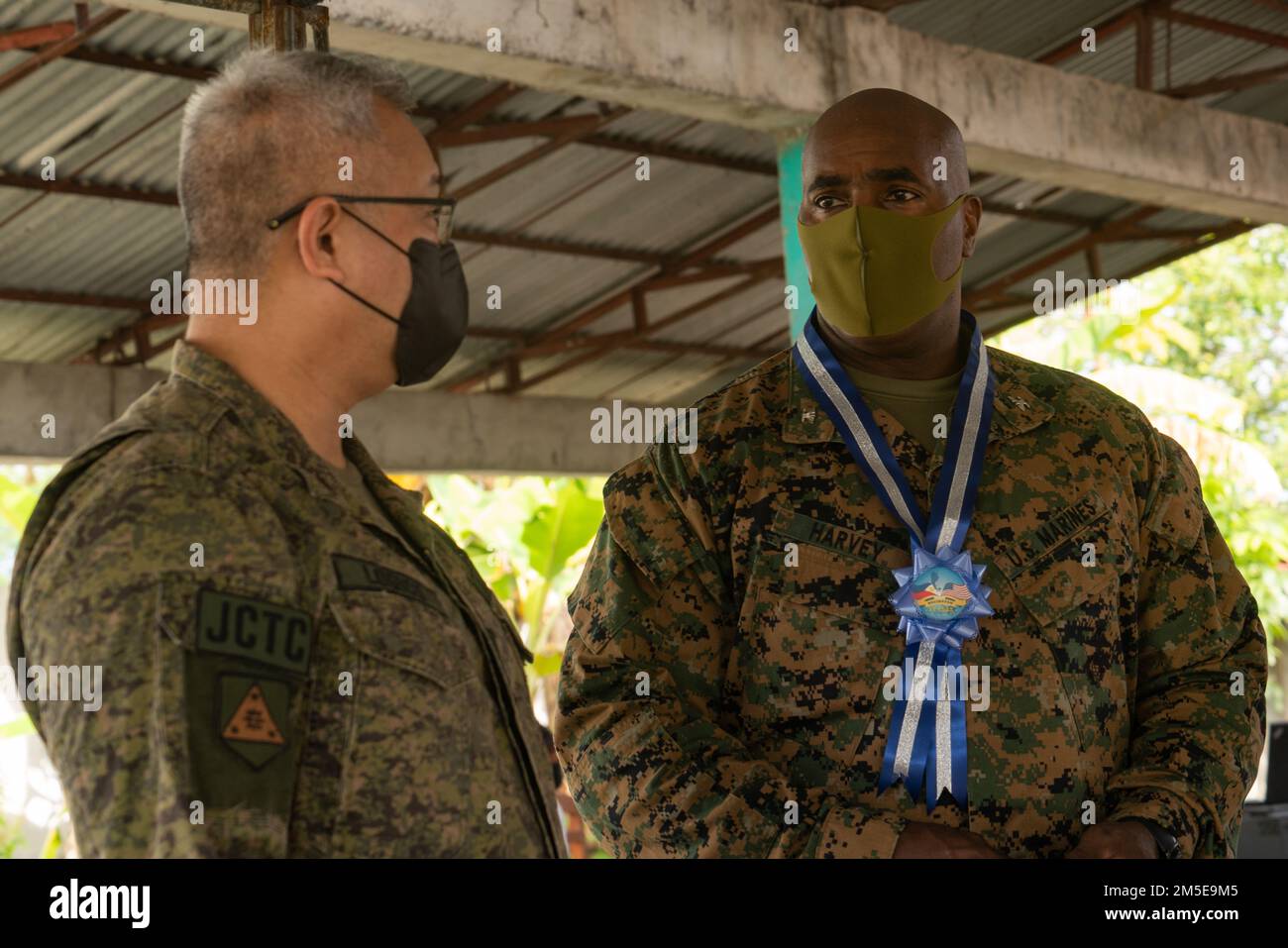 Le colonel de l'armée philippine Michael Logico (à gauche), agent ...
