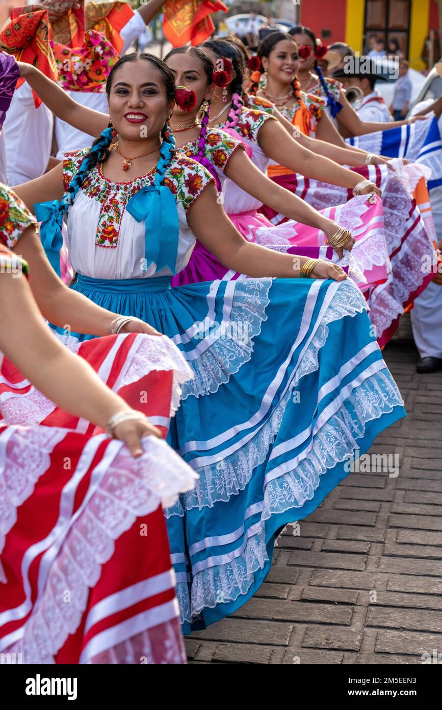 Danseurs en robe traditionnelle de Santiago Pinotepa Nacional dans un ...