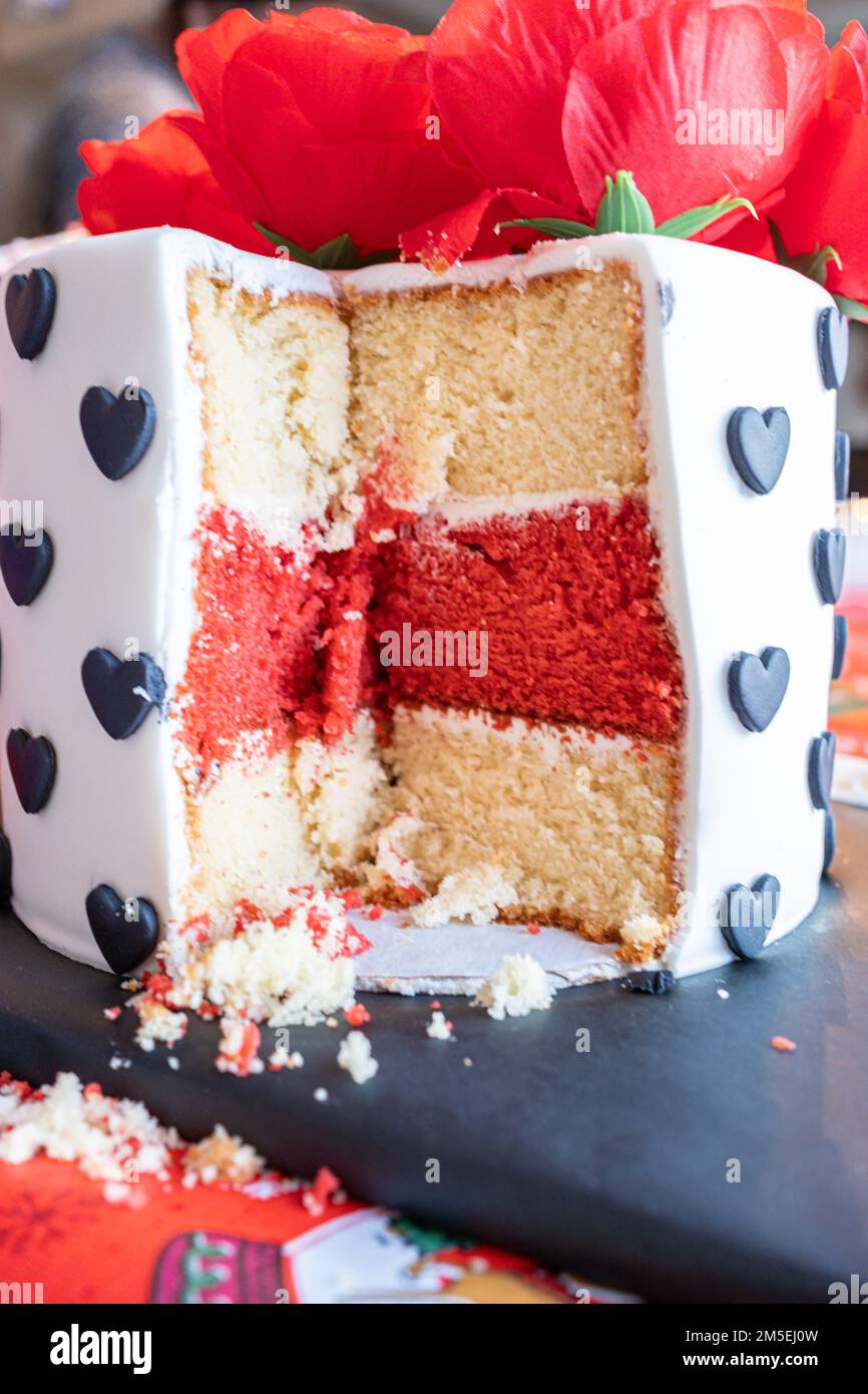 Gâteau d'anniversaire avec une tranche prise lors de la fête Photo ...