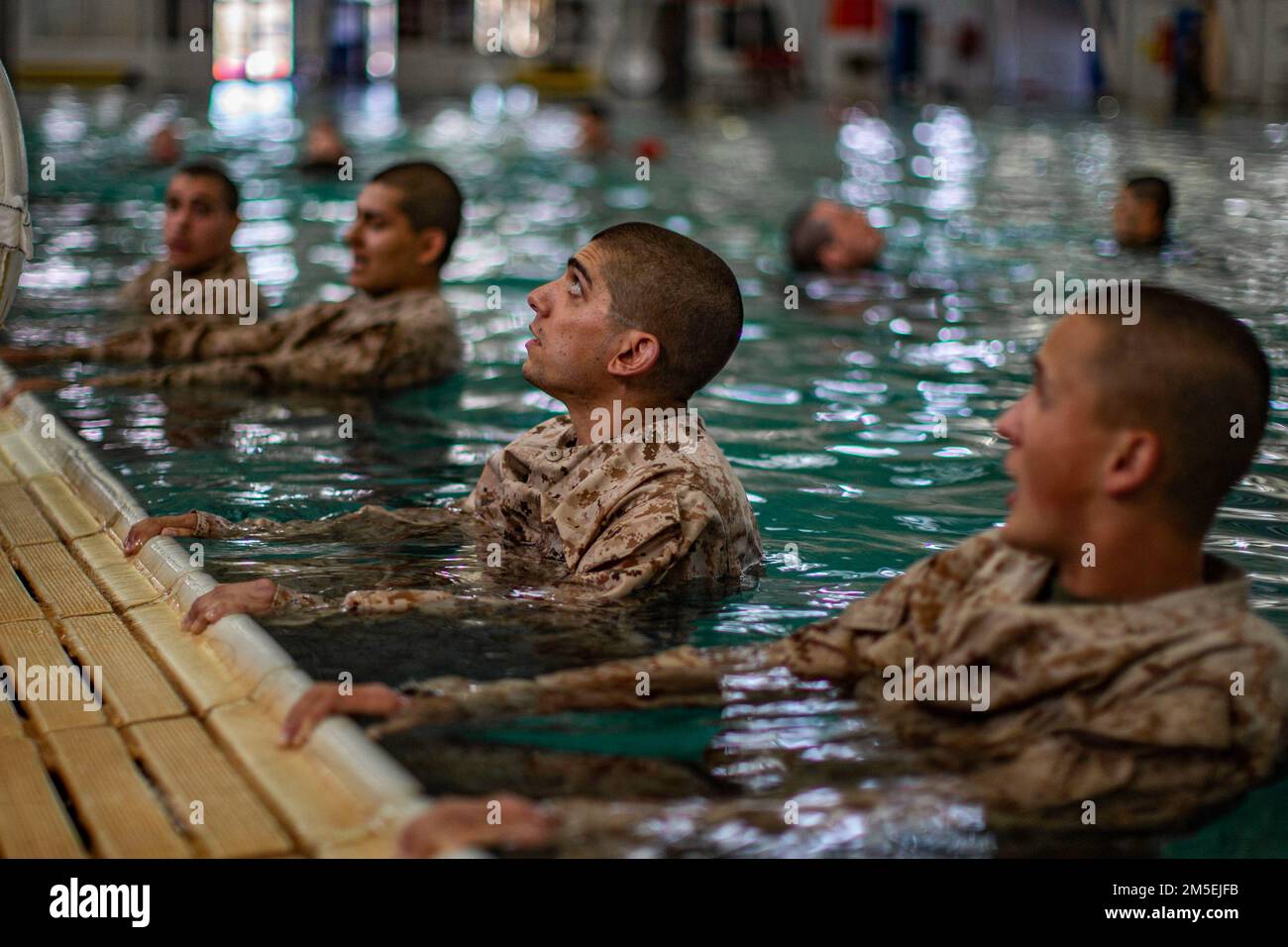 Marine corps water survival training program Banque de photographies et ...