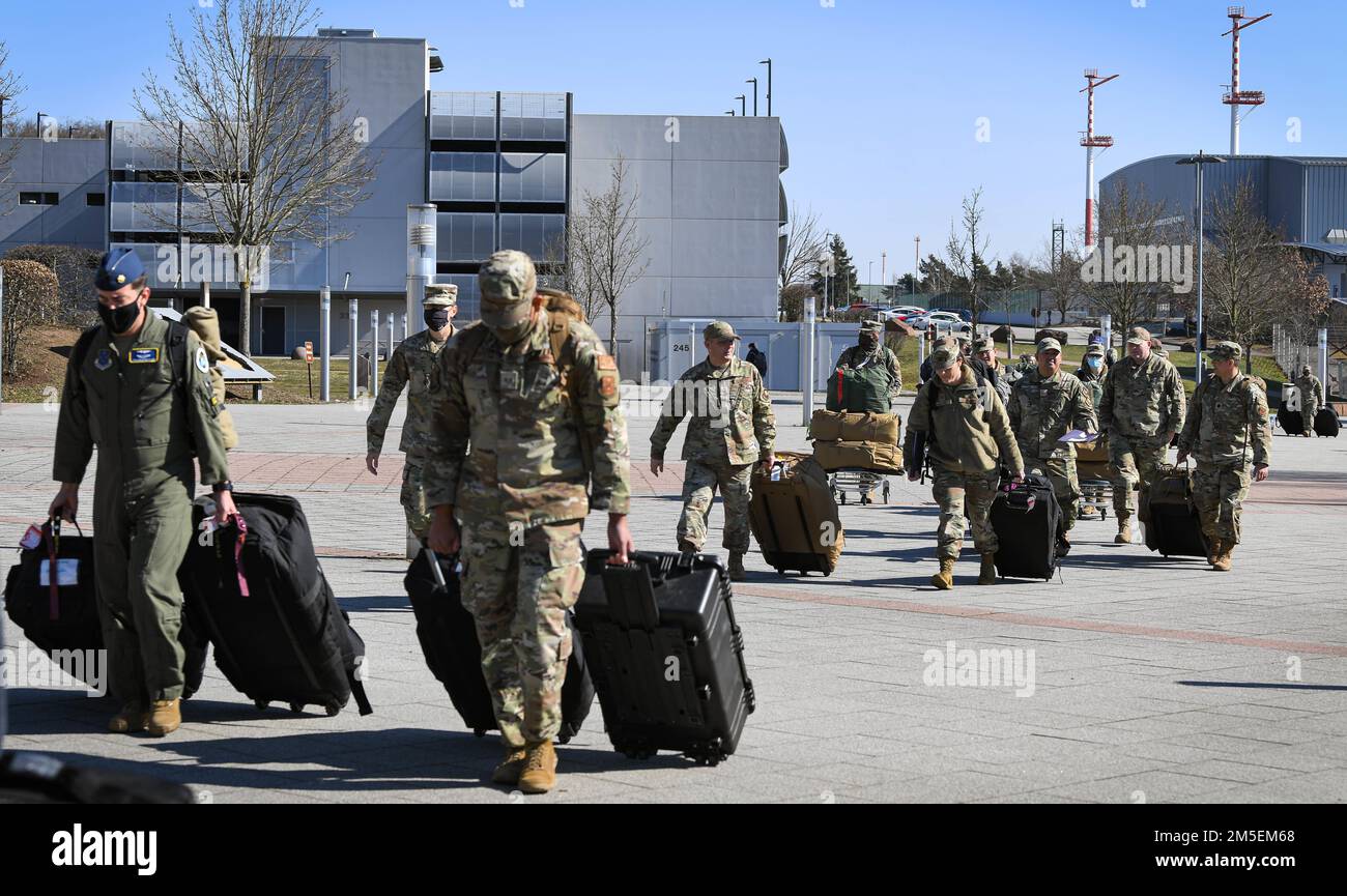 Les aviateurs arrivent à la base aérienne de Ramstein, en Allemagne, à ...