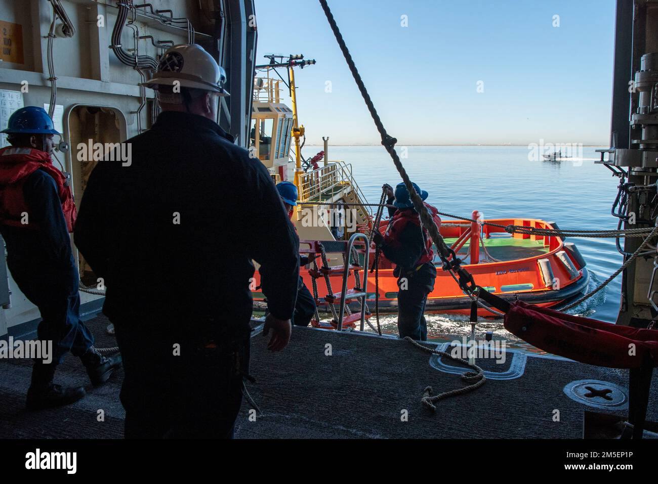 Les marins affectés au quai de transport amphibie USS Anchorage (LPD 23 ...