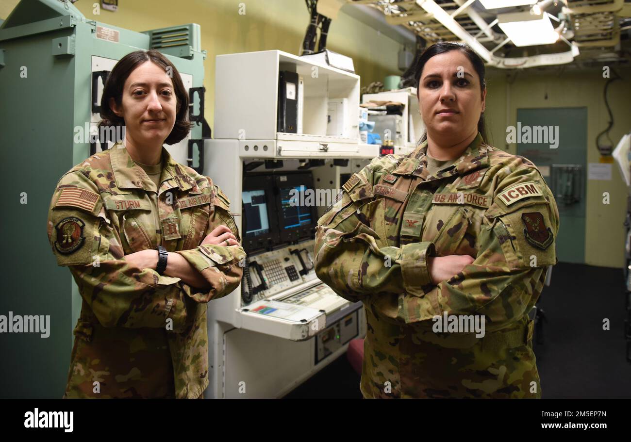 Le colonel Kristen Nemish, commandant du Groupe des opérations 91st, et ...