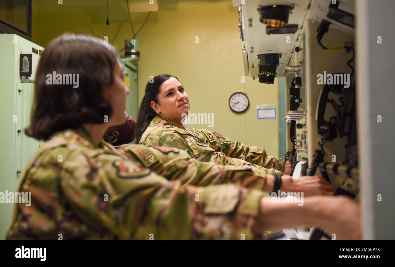Le colonel Kristen Nemish, commandant du Groupe des opérations 91st, et ...
