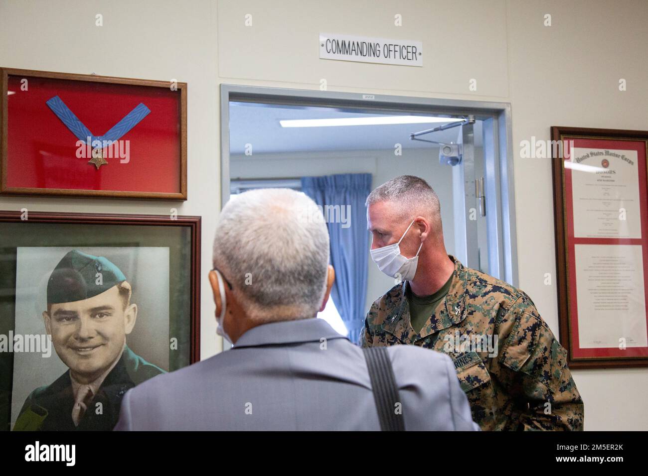 Le colonel Matthew W. Tracy emmène Kenwa Matsuda dans une visite du ...