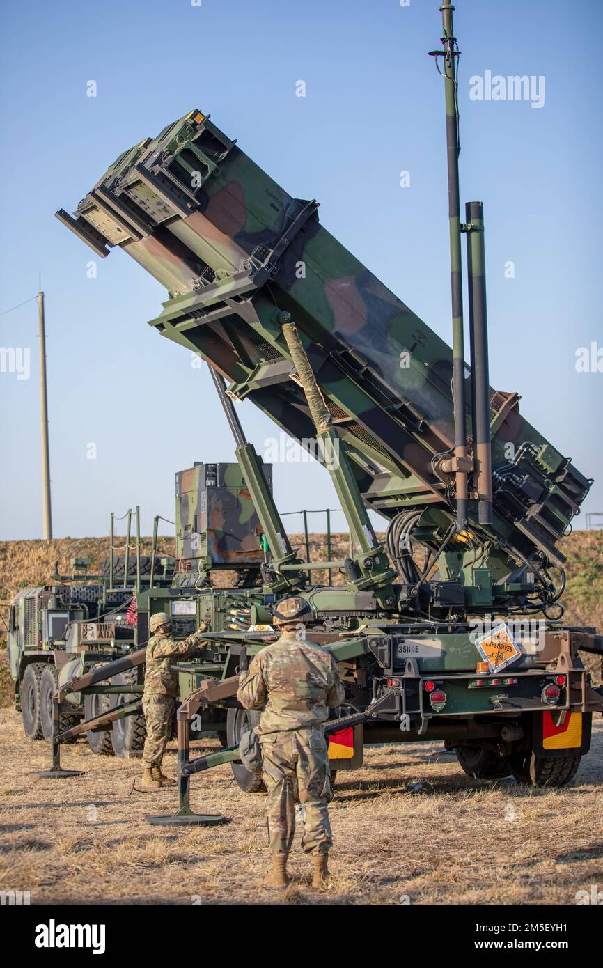Les soldats affectés à la Brigade d'artillerie de défense aérienne de 35th effectuent un ...