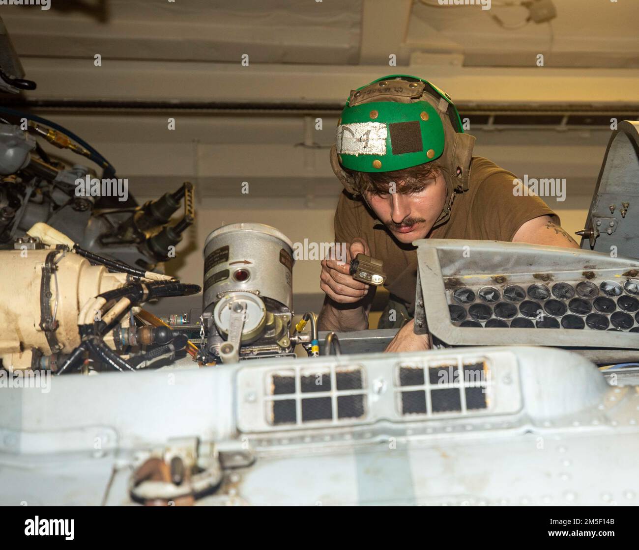 AIRMAN Kyle Evers, mécanicien de structures aéronautiques DE LA MER DES ...