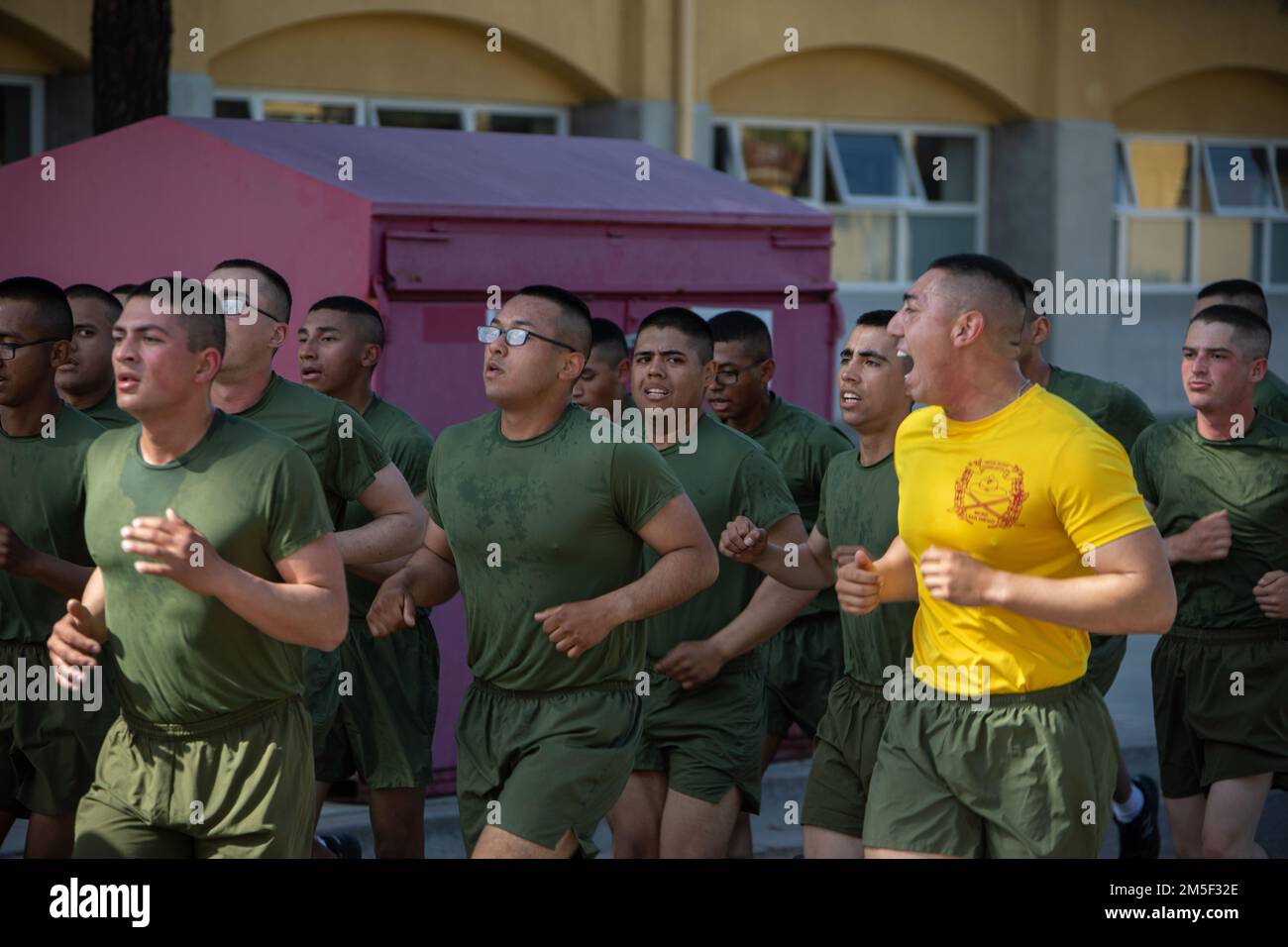 ÉTATS-UNIS Le Sgt Justin Hernandez du corps maritime, instructeur de forage à Echo Company, 2nd ...