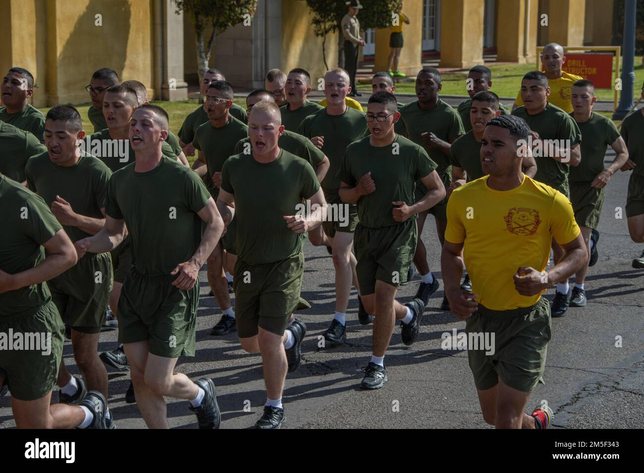 ÉTATS-UNIS Le Sgt. Xavier Tunstall, instructeur de forage de la compagnie Echo, 2nd Recruit ...