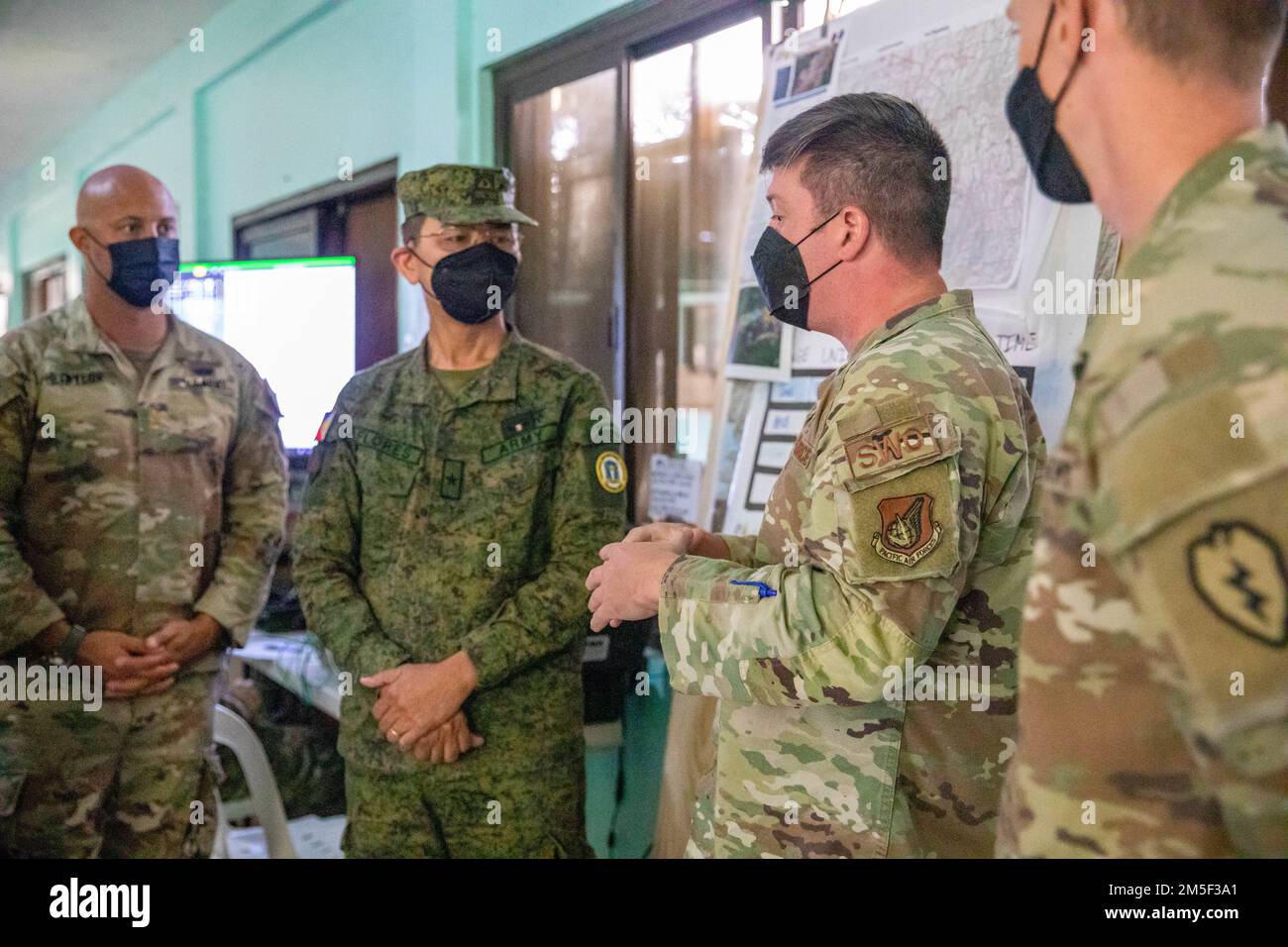 Brig. Armée philippine Le général Alvin Flores, le directeur de l ...