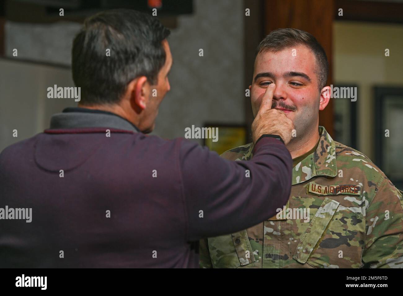 Le lieutenant Stephen Mullaney, à gauche, de la police d'État du Massachusetts, à la retraite ...