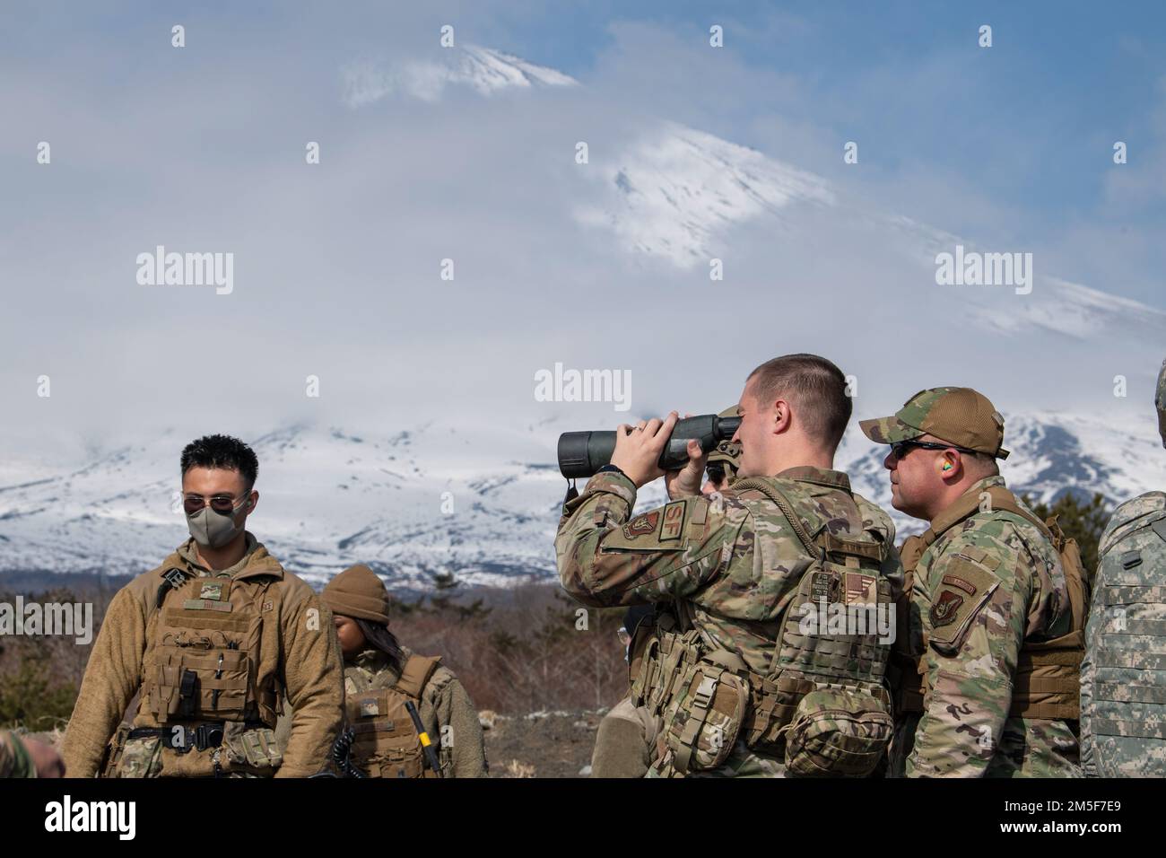 Le capitaine James Hughes, directeur des opérations de l'escadron 374th ...