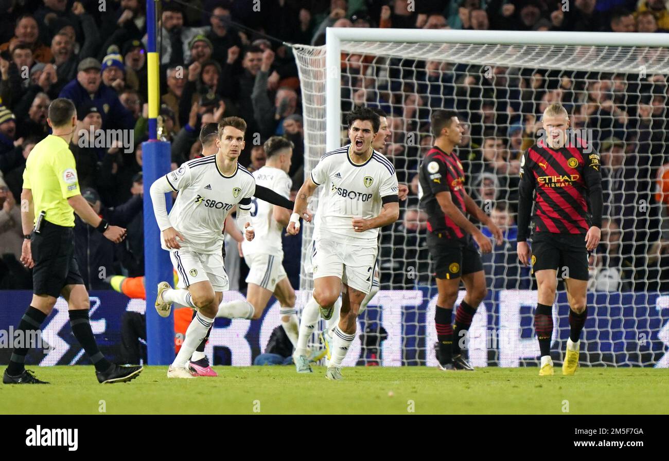 Pascal Struijk (au centre) de Leeds United célèbre le premier but du ...