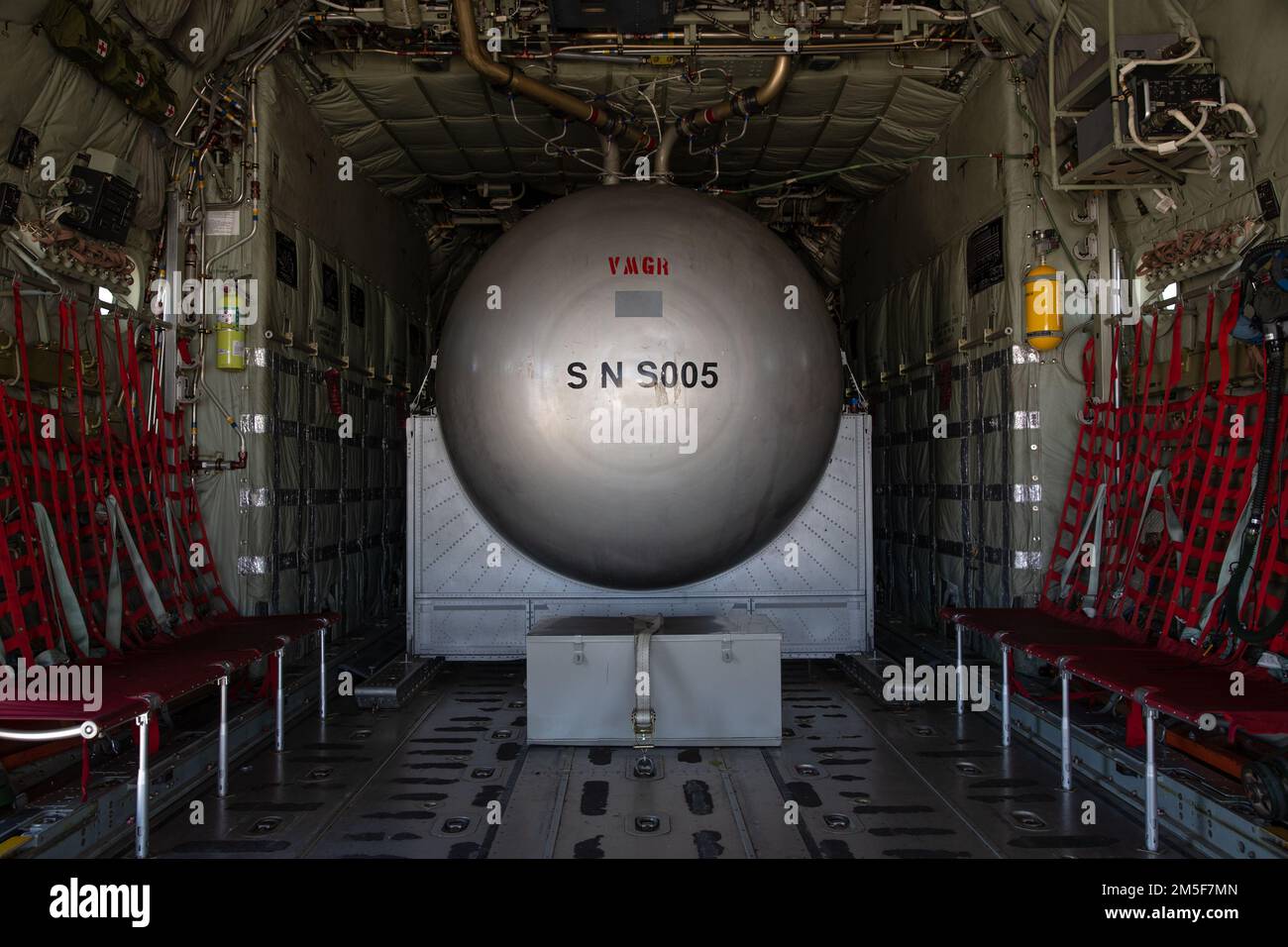 Un réservoir de fuselage est exposé à l'intérieur d'un KC-130J Super ...