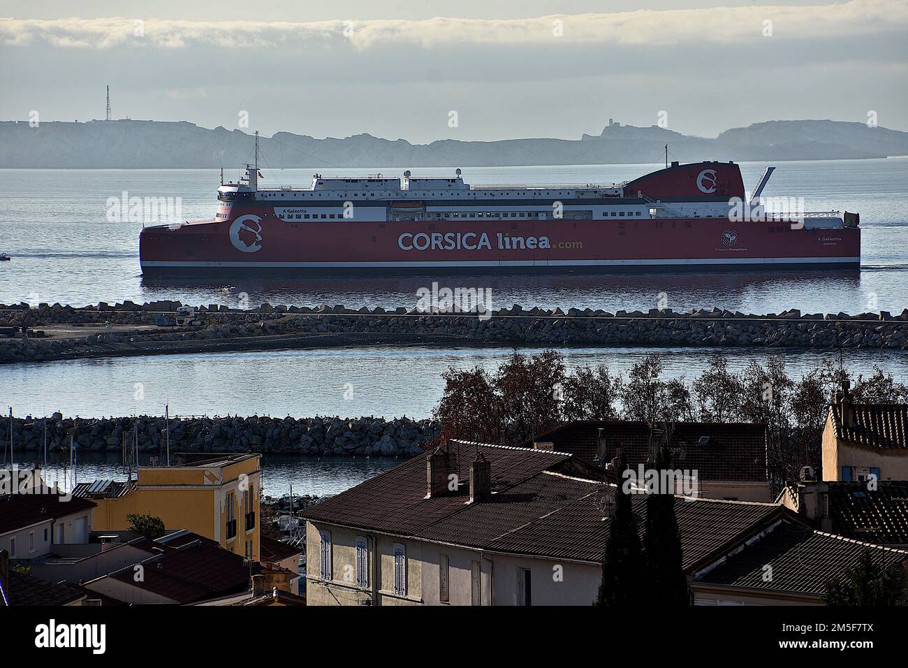 Le paquebot Un navire à passagers Galeotta arrive au port méditerranéen ...
