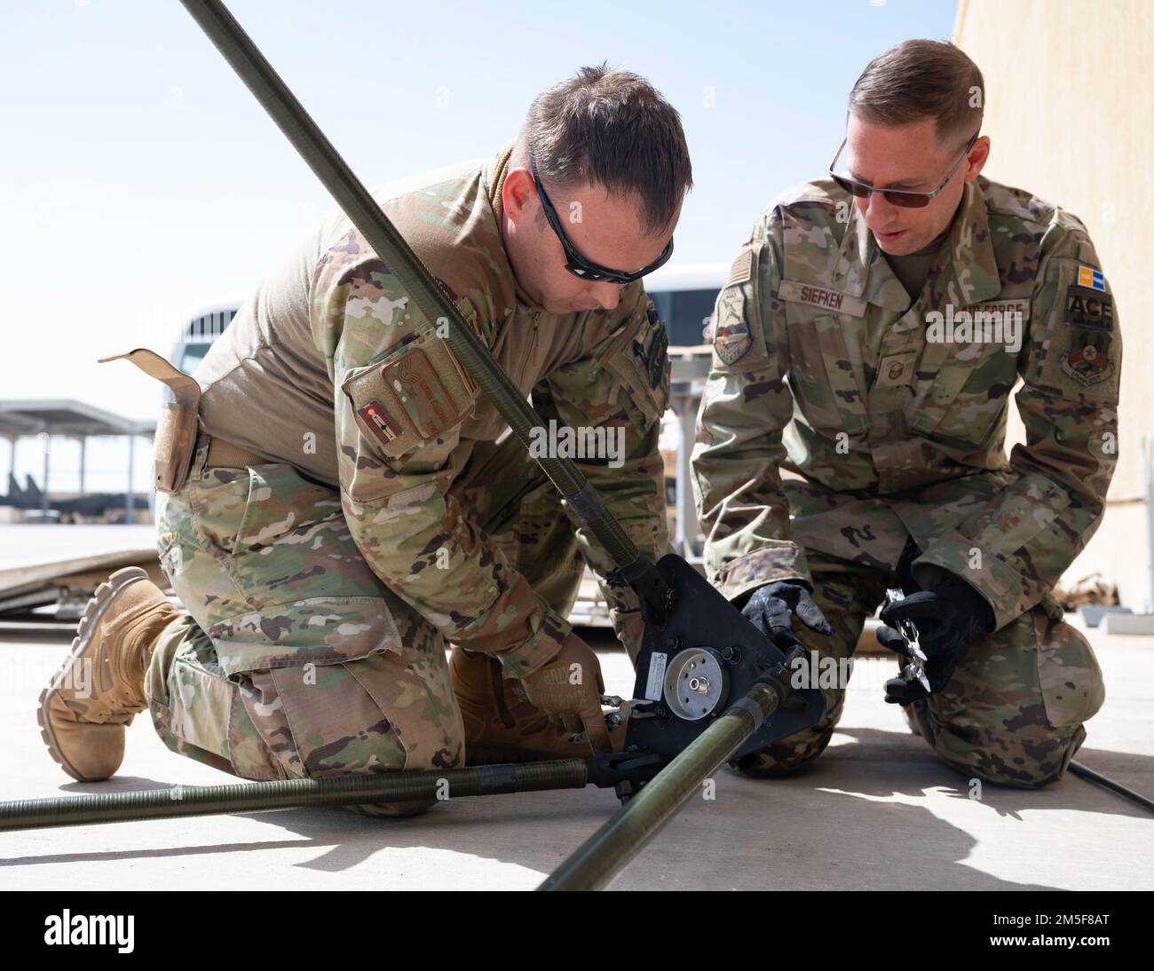 ÉTATS-UNIS Tech. De la Force aérienne Le Sgt TJ Szarzynski, à gauche ...