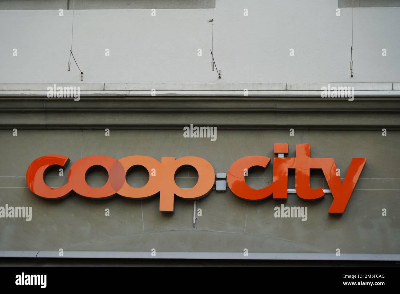 Logo du grand supermarché Coop qui est une partie de chaîne suisse, appelée Coop City Photo ...