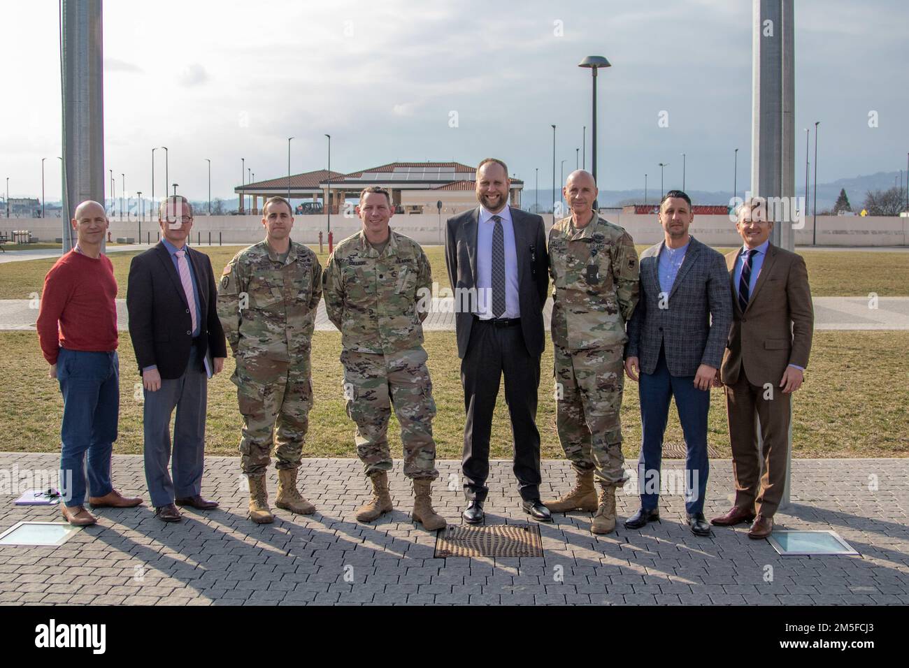 M. Geoffrey Jackson (au centre) instructeur d’histoire militaire de l ...