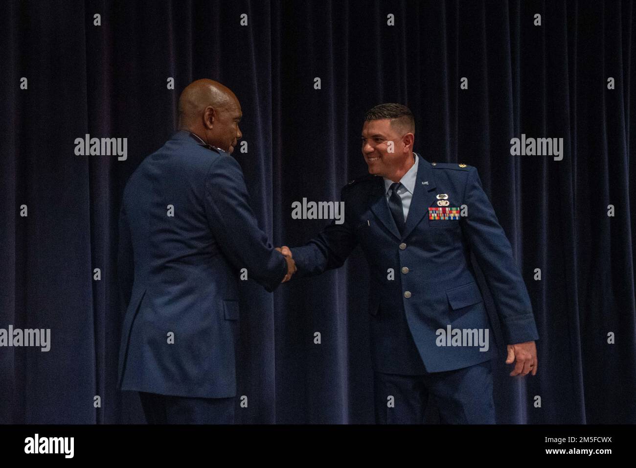 Le général de division Ondra Berry félicite le major Robert Kolvet lors ...