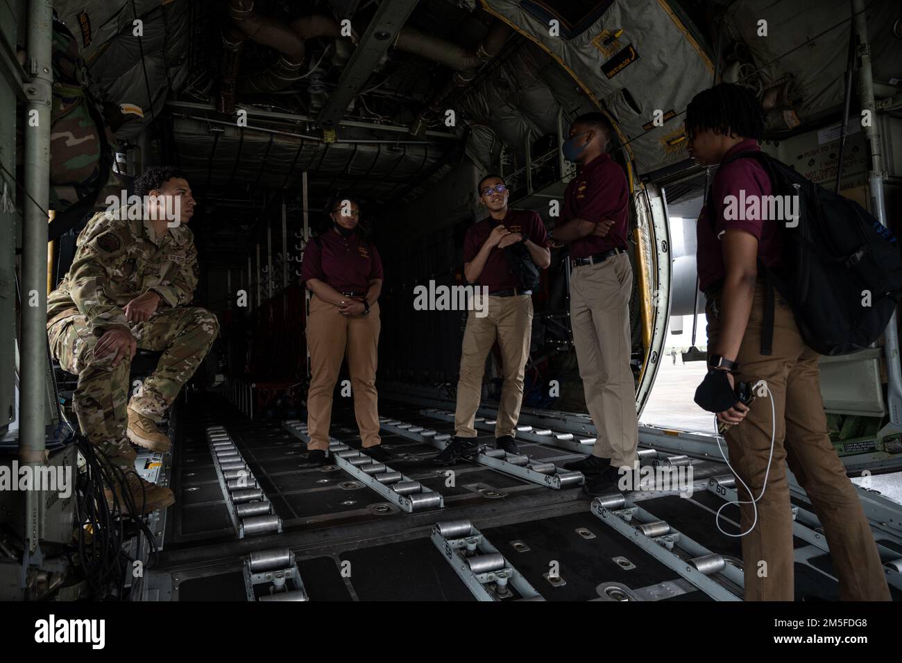 L'aviman principal Lucas Bonner, chargé de charge C-130H, Escadron de ...