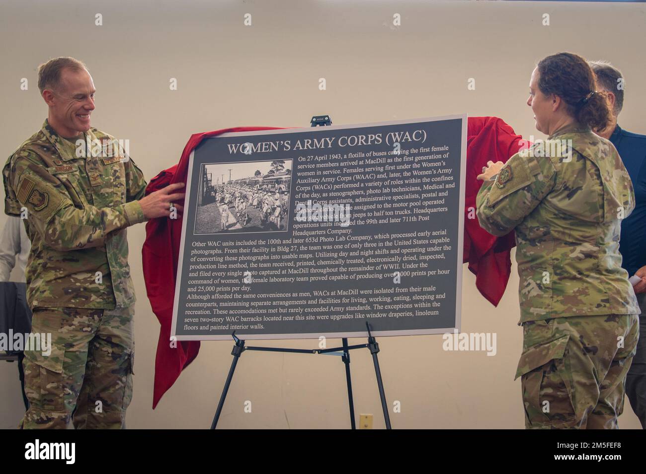 ÉTATS-UNIS Le colonel de la Force aérienne Benjamin Jonsson (à gauche ...